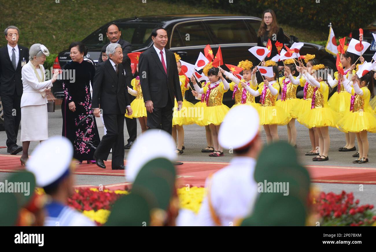 Japan's Emperor Akihito, fourth from left, and his wife Empress Michiko ...