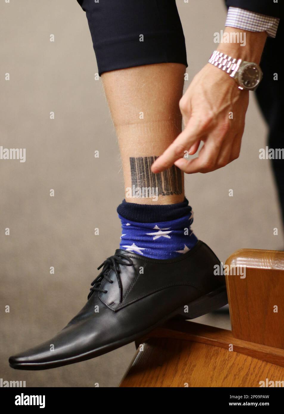 Lawyer David Lee Windecher shows some of his tattoos in Judge Asha ...