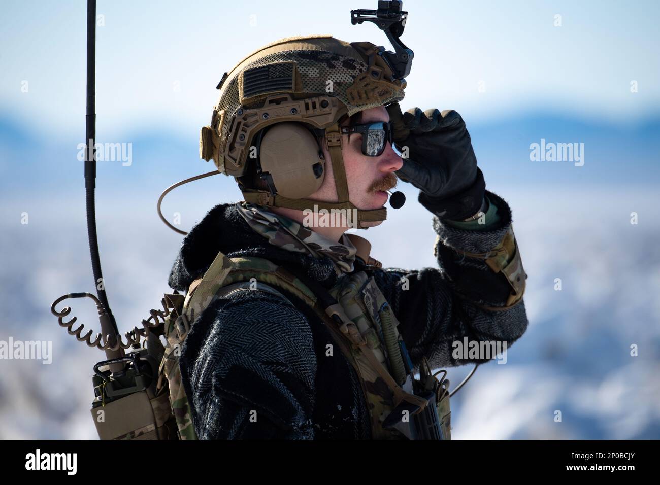 Le sergent technique Aaron Kostiuk, 822d escadron de défense de la base ...