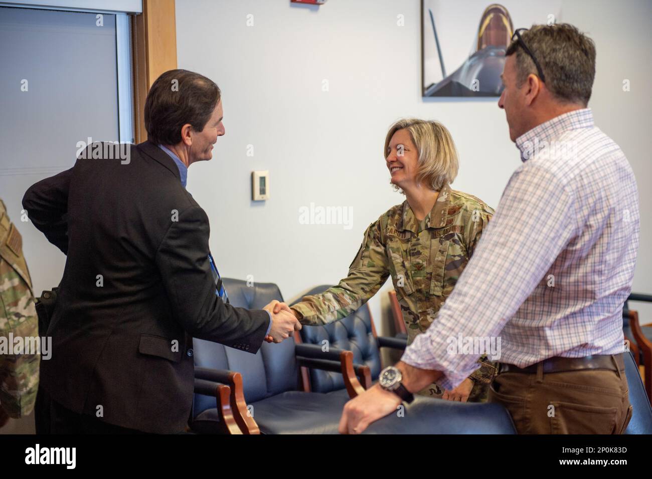 Le lieutenant Gov du Vermont David Zuckerman (à gauche) salue le ...