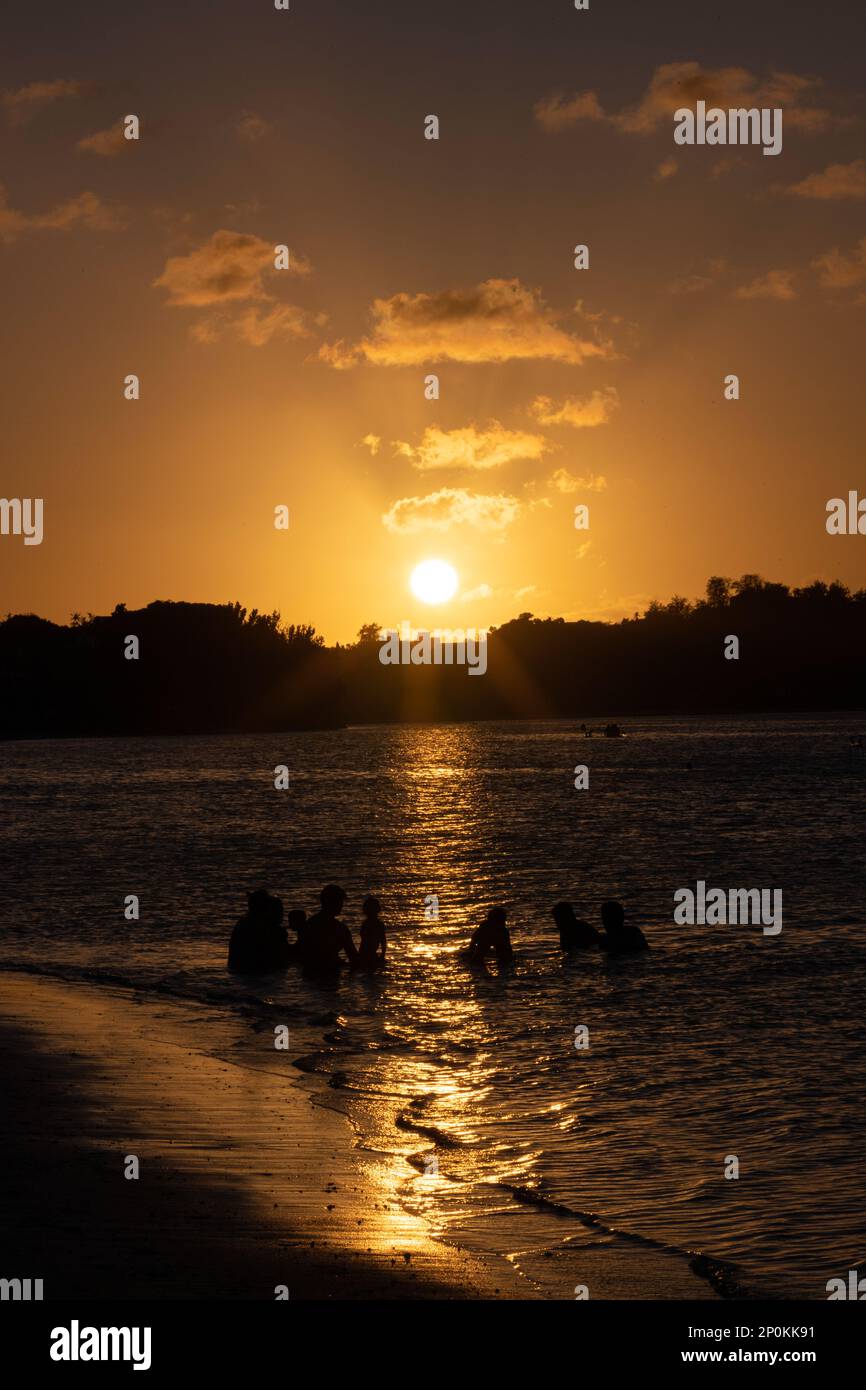 Les habitants de Guam nagent et voient l'océan Pacifique à Matapang ...