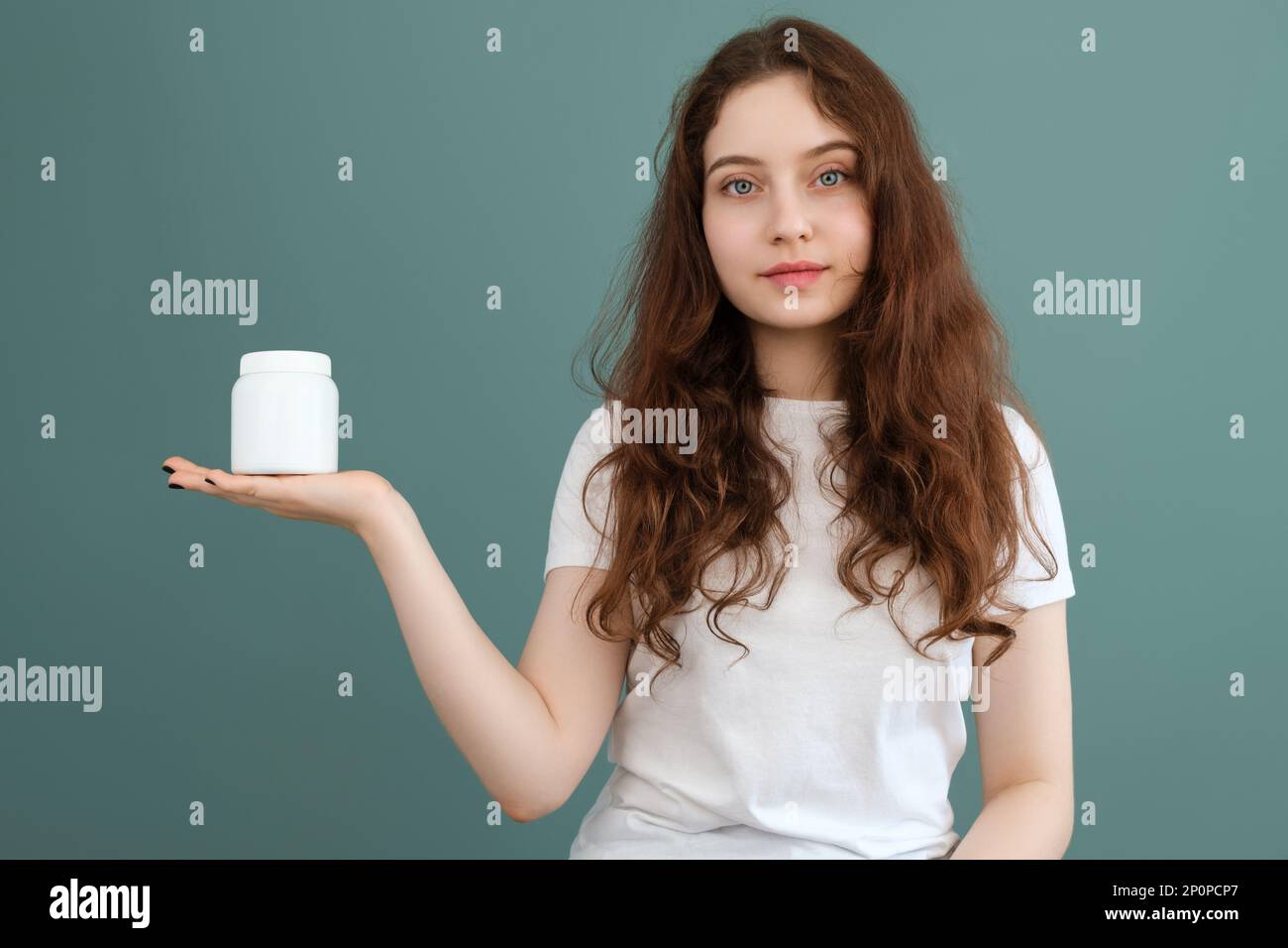 Belle Fille De Brunette Tient Un Pot Blanc Avec Espace De Copie Place