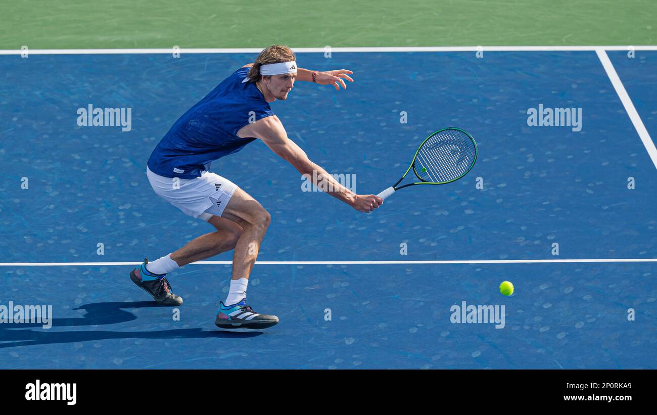 Dubaï, Émirats arabes Unis. 02 mars 2023, Alexander Zverev d'Allemagne retourne un ballon contre ...