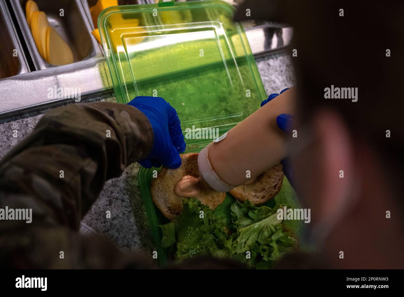 Airman 1st Class Hunter Pearson, spécialiste du service alimentaire de ...