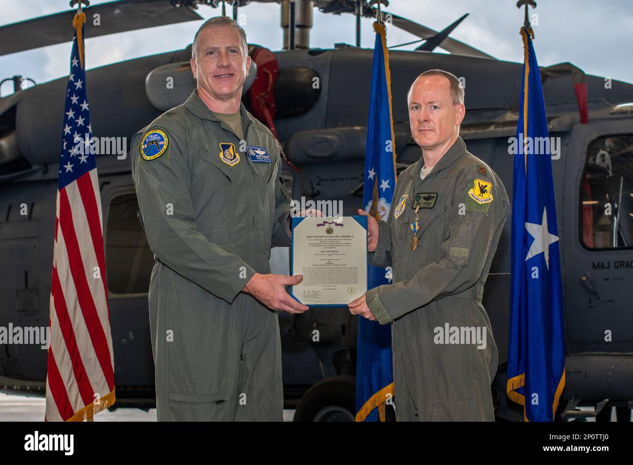 ÉTATS-UNIS Force aérienne Brig. Le général David Eaglin, à gauche ...