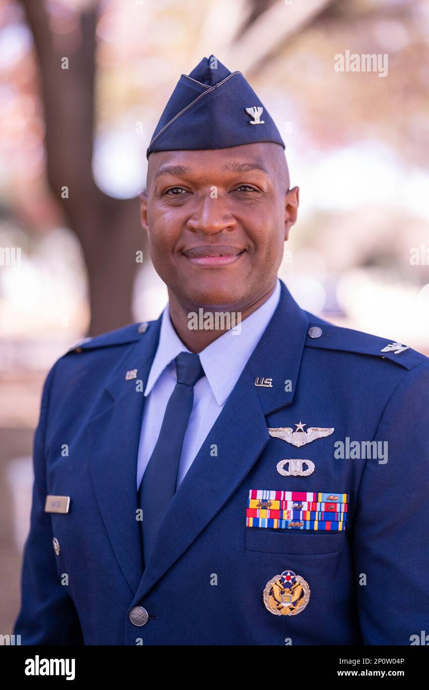 Le Col Charles Barton, Commandement de l'éducation et de l'instruction ...