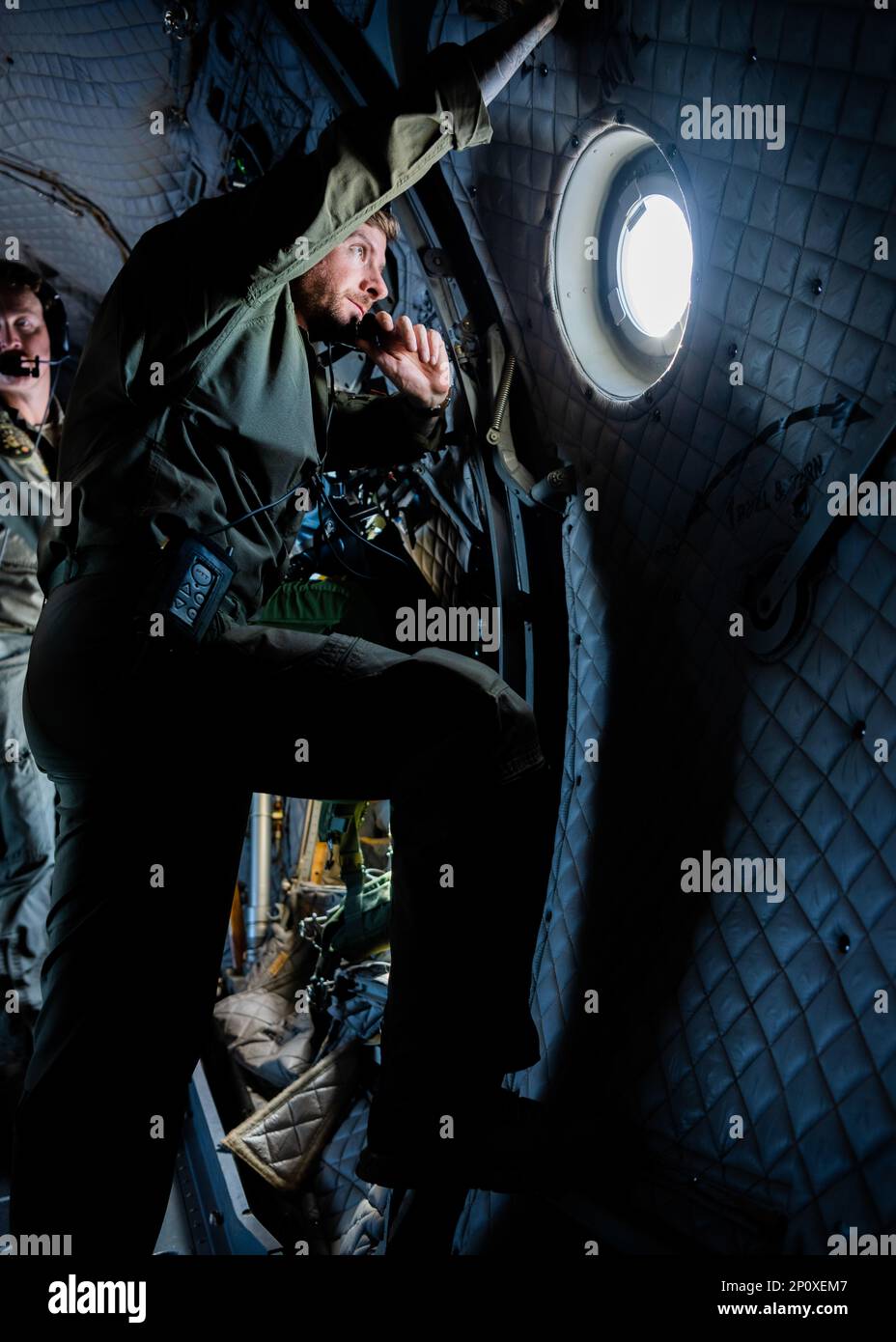 Le sergent Adam Ware de la Royal Australian Air Force, chargé de charge ...