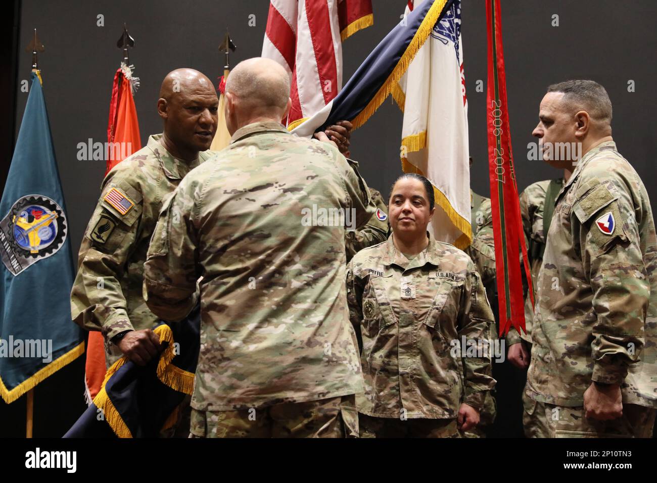 Le commandant du Commandement du matériel de l'Armée de terre, le général Ed Daly, transfère le ...