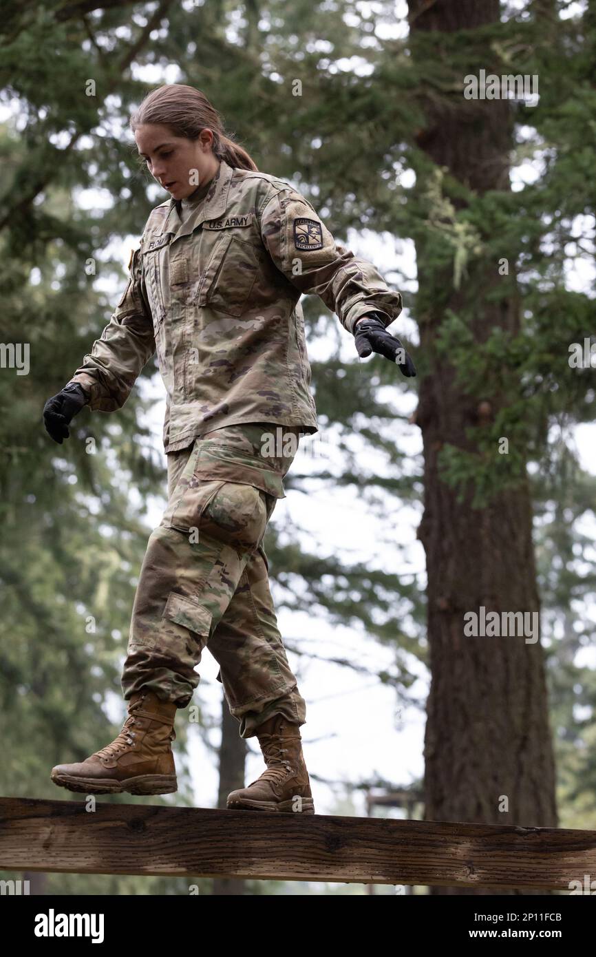 Le Cadet Karsen Flom, de l'Université de Californie à Santa Barbara ...