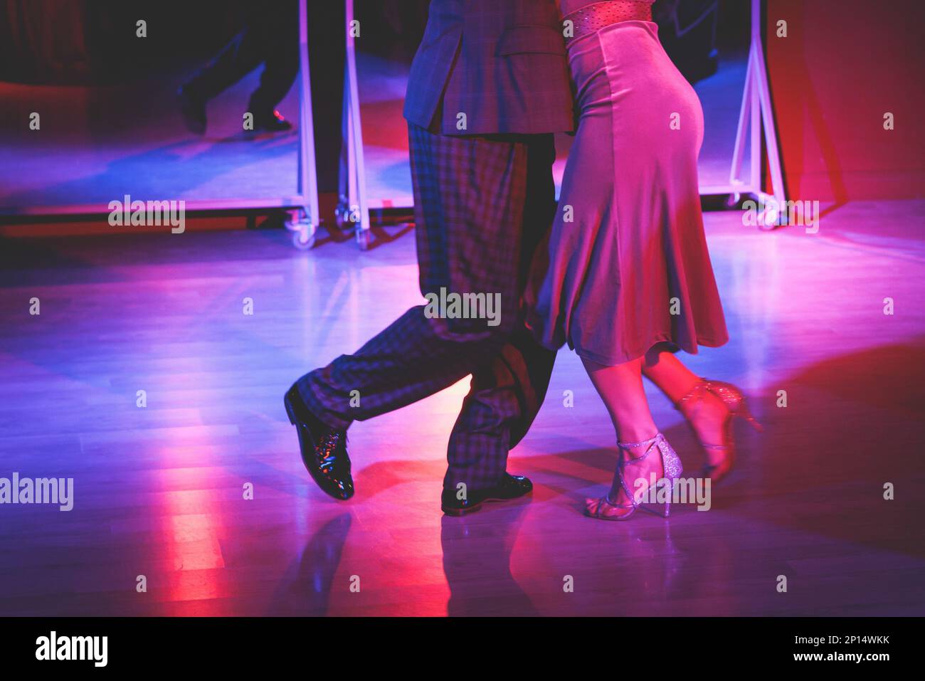 Couples dansant la milonga traditionnelle de danse latino-argentine ...