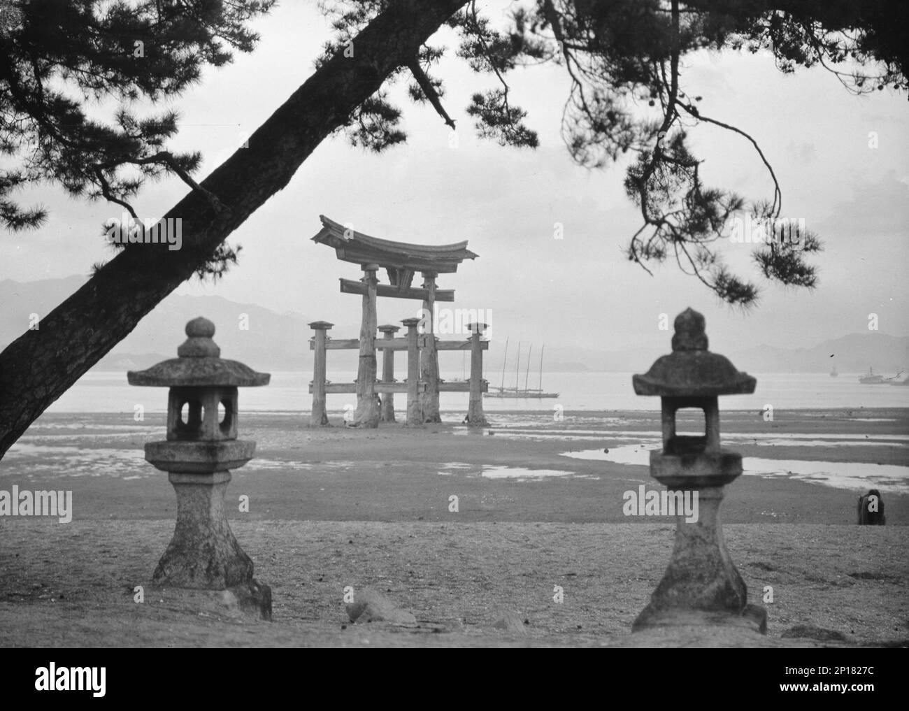 Miyajima floating gate Banque d'images noir et blanc - Alamy