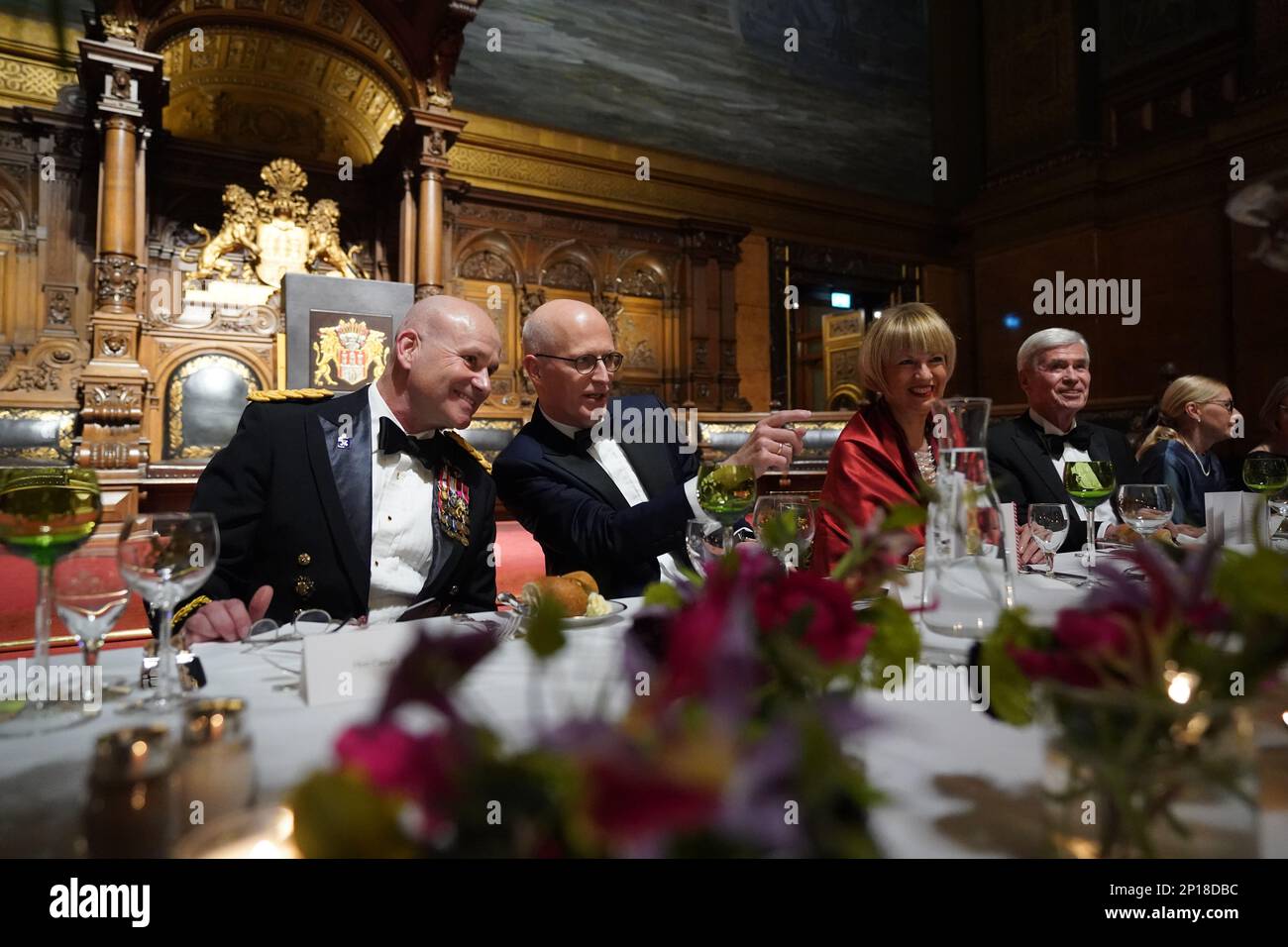 03 mars 2023, Hambourg: Peter Tschentscher (2nd de gauche, SPD ...