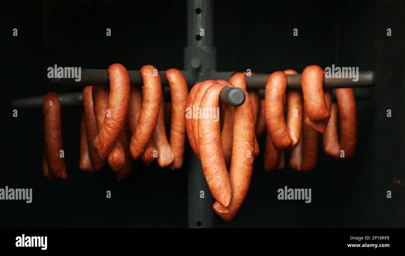 Saucisse agneau rouge smokehouse fumé sur le bois de hêtre abattage ...