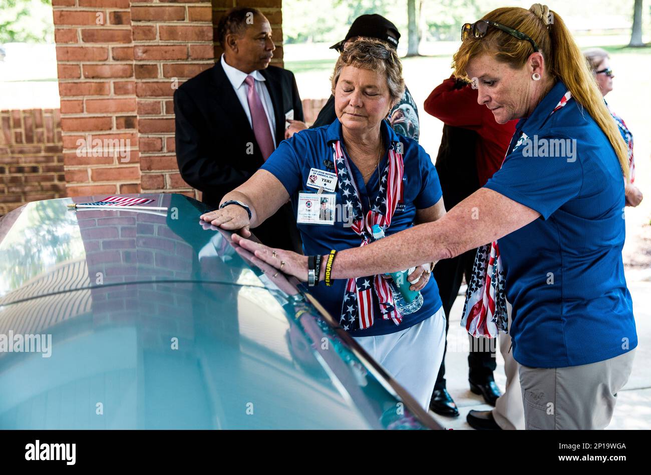 Blue Star Mothers Teri Reece, center, and Rhonda Kuebler lay their ...