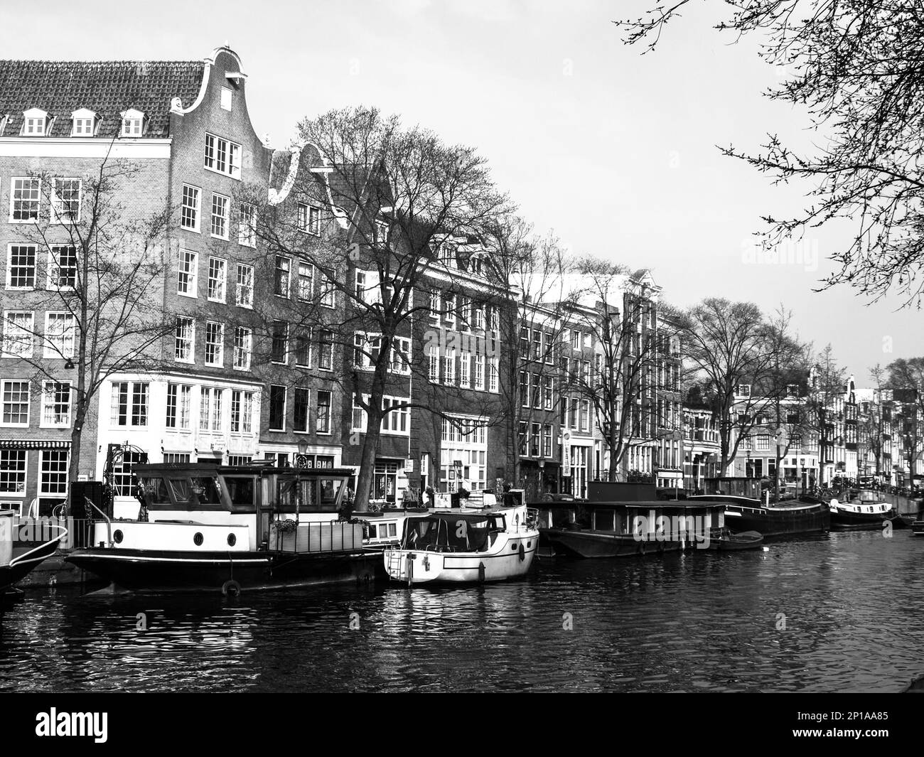 Canal d'eau typique - gracht - et les maisons étroites le long de lui ...