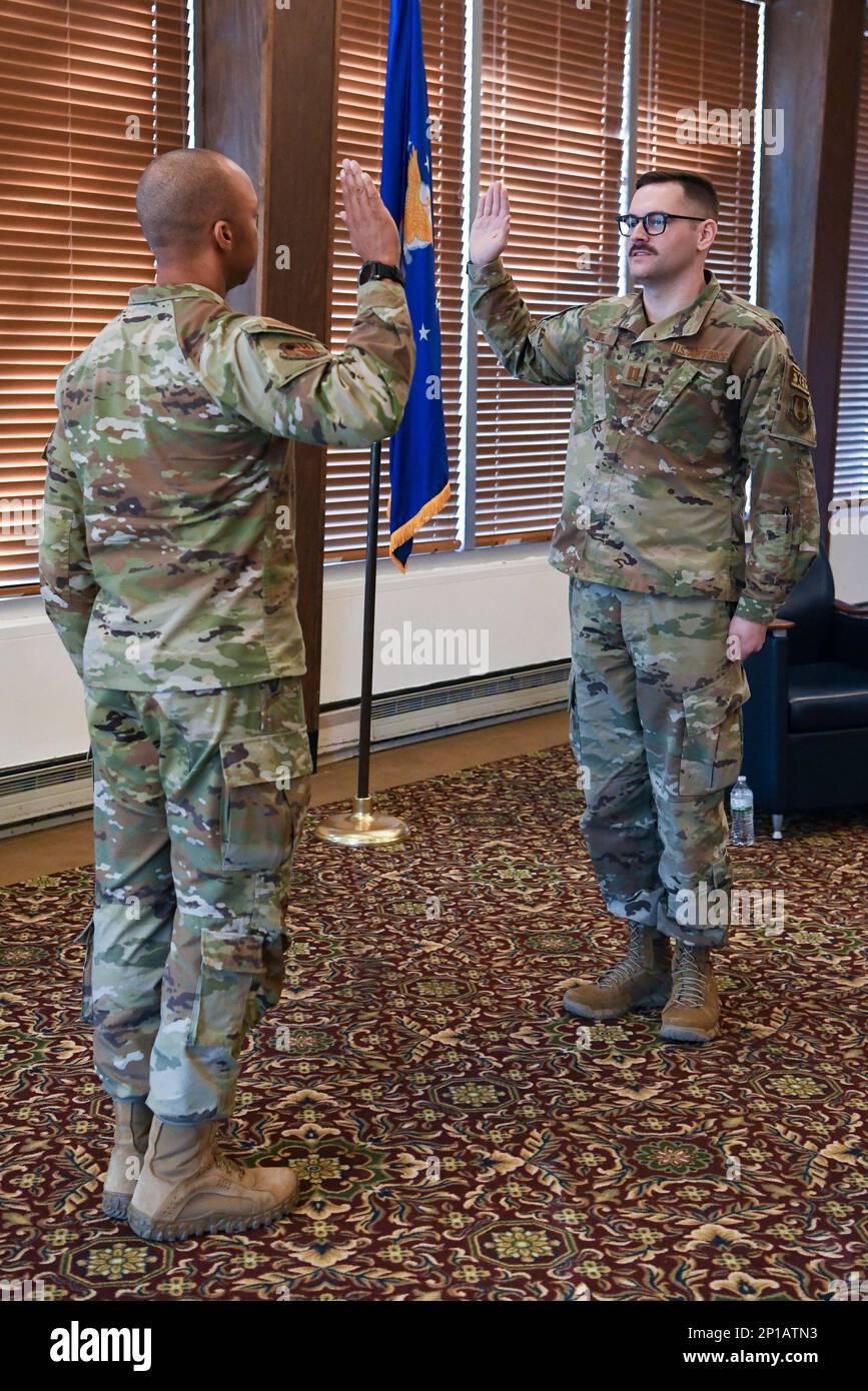 Le capitaine Adam Doyle a reçu le serment du colonel Randel Gordon ...