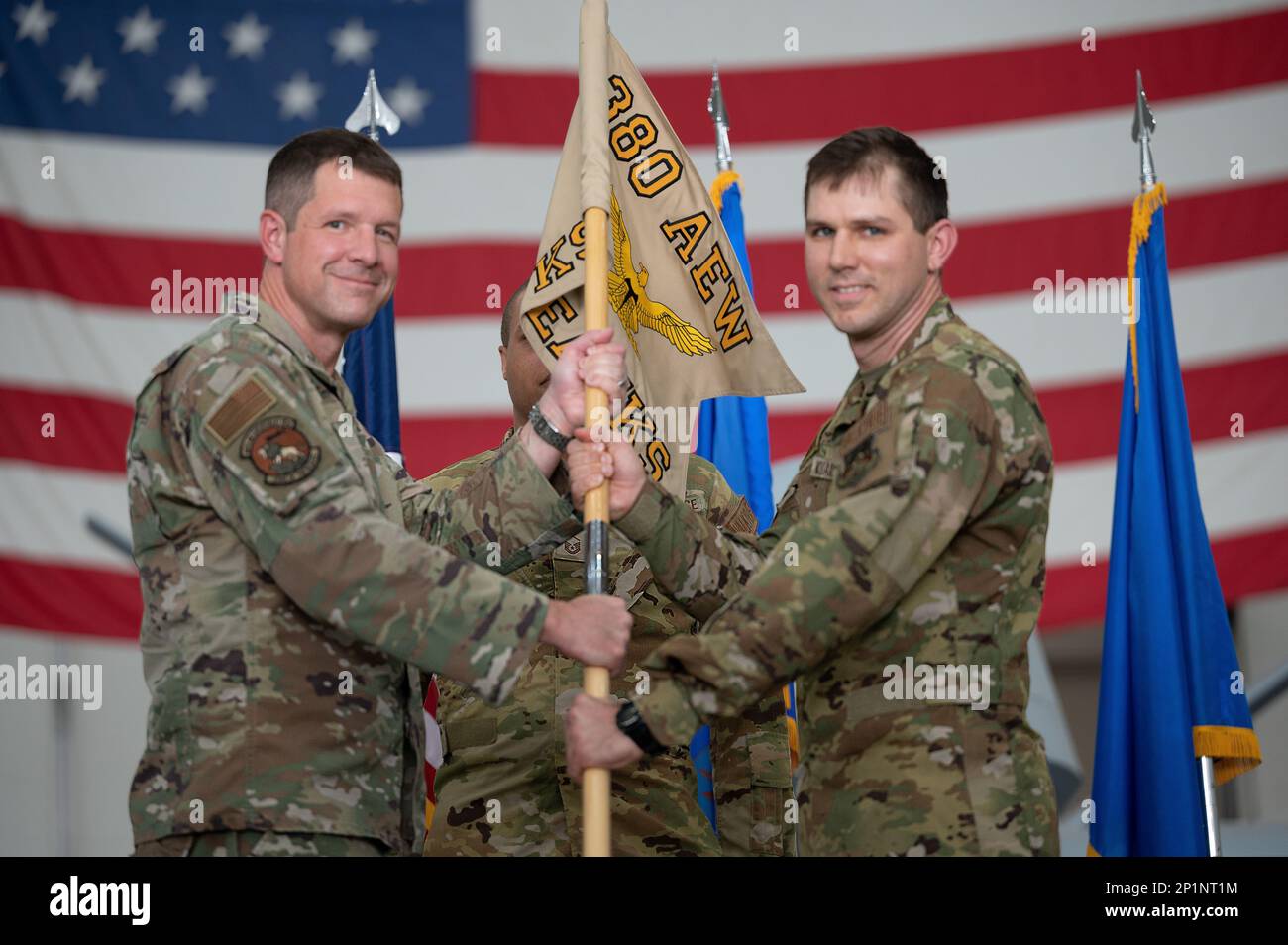 ÉTATS-UNIS Force aérienne Brig. Le général David R. Lopez (à gauche ...