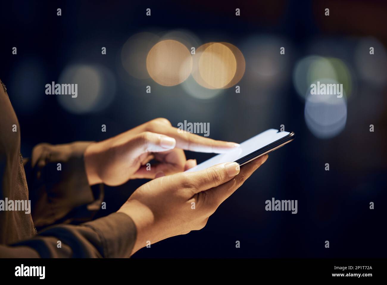 Gros plan, mains et personne avec smartphone, nuit et saisie avec ...