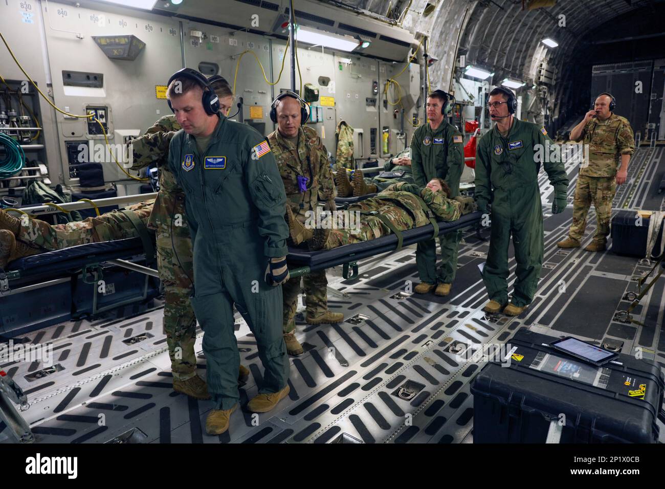 445th les membres de l'escadron d'évacuation aéromédicale portent un faux patient sur une portée ...