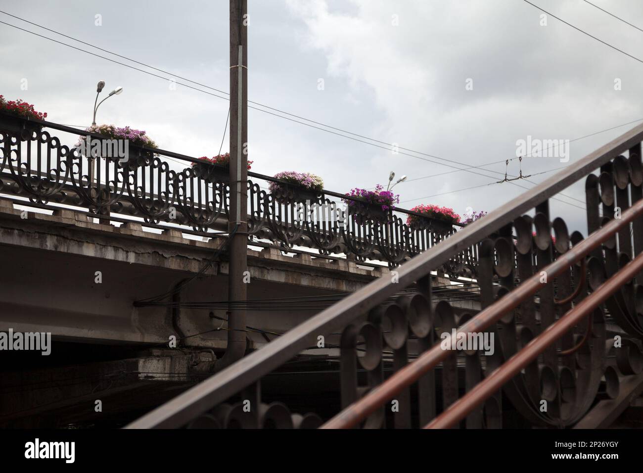 La jonction de route décoré de fleurs et balustrade ouvragée. Beau ...