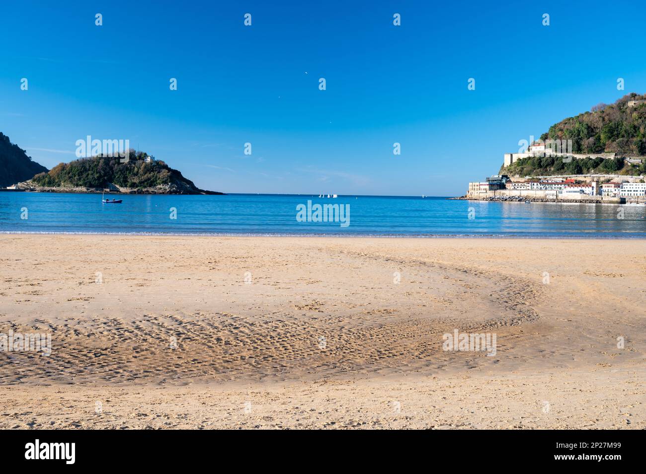 Plage de sable blanc de la Concha dans la partie centrale de Donostia ...