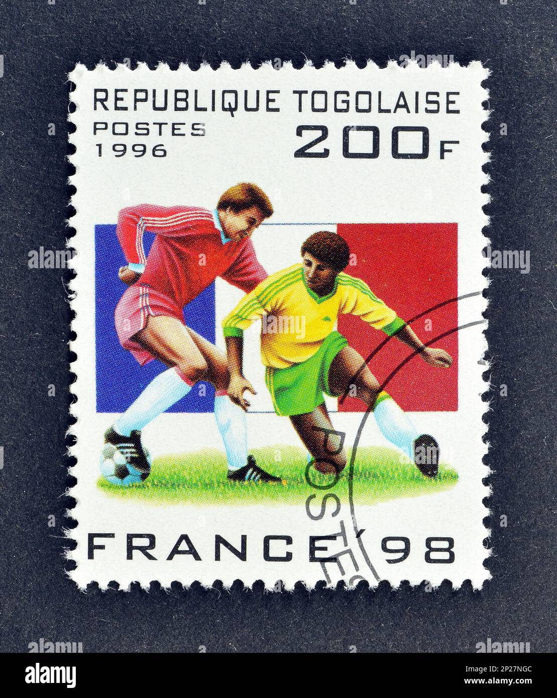 Timbre-poste annulé imprimé par le Togo, qui montre le drapeau de la ...