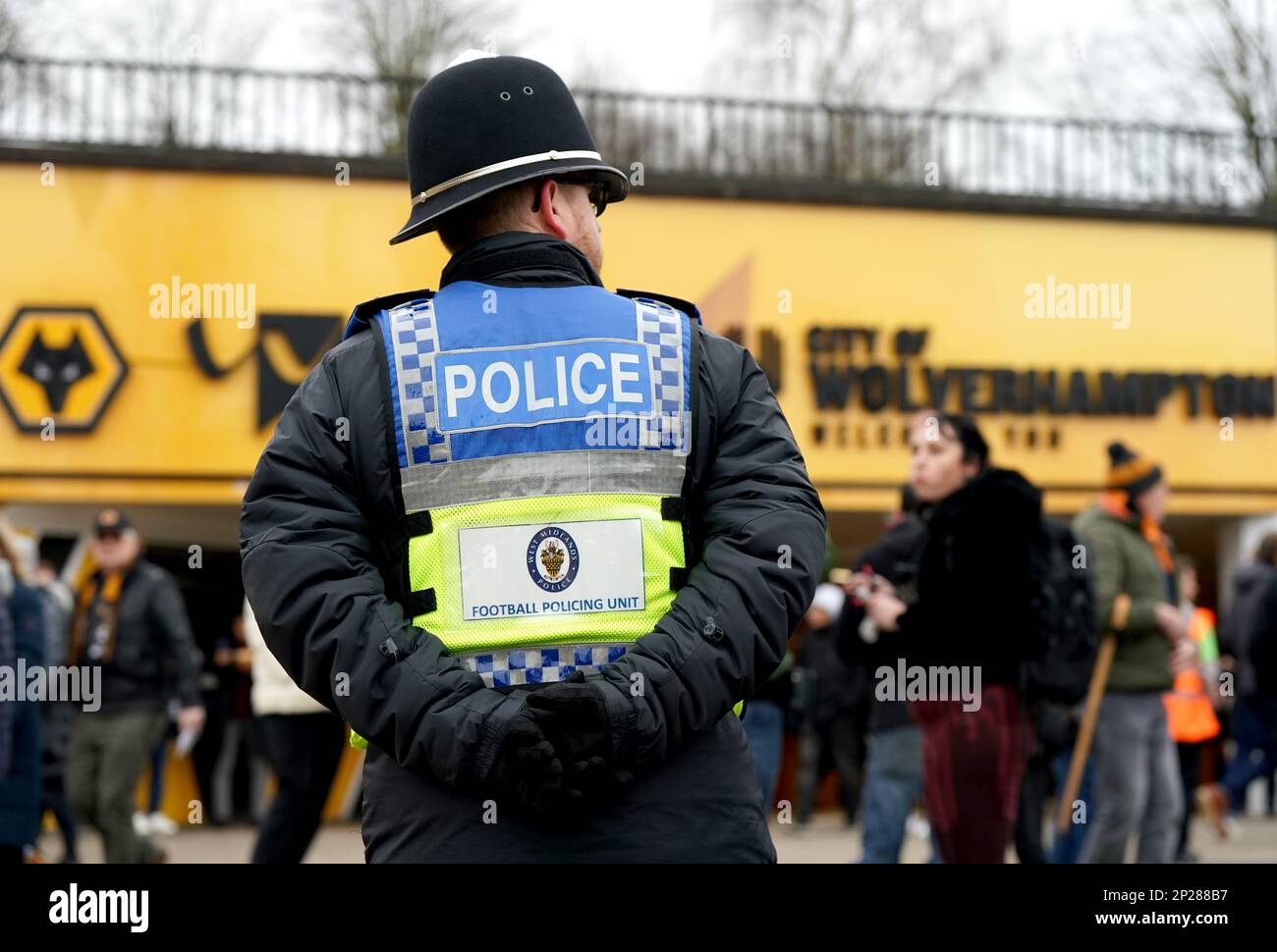 Un policier de l'unité de police de football regarde les fans devant le ...
