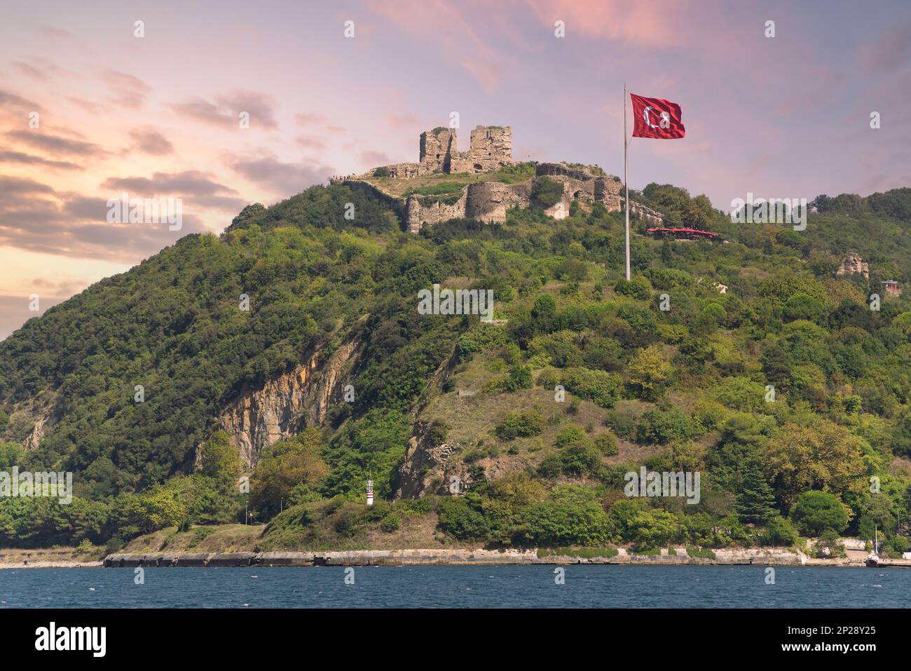 Montagnes vertes du détroit du Bosphore à Anadolu Kavagi, avec des ...
