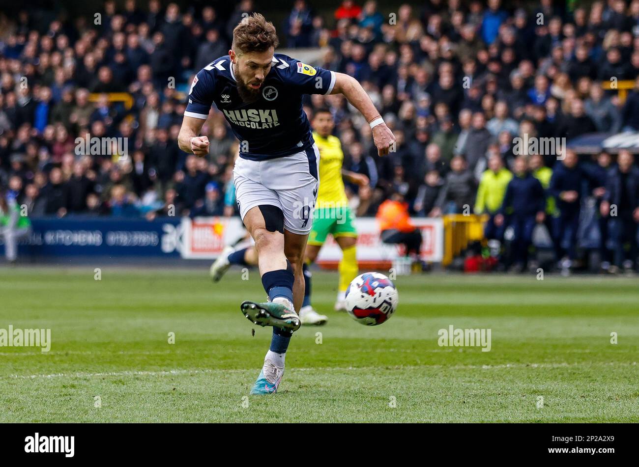 Tom Bradshaw de Millwall marque son premier but lors du match du championnat Sky Bet à la Den ...