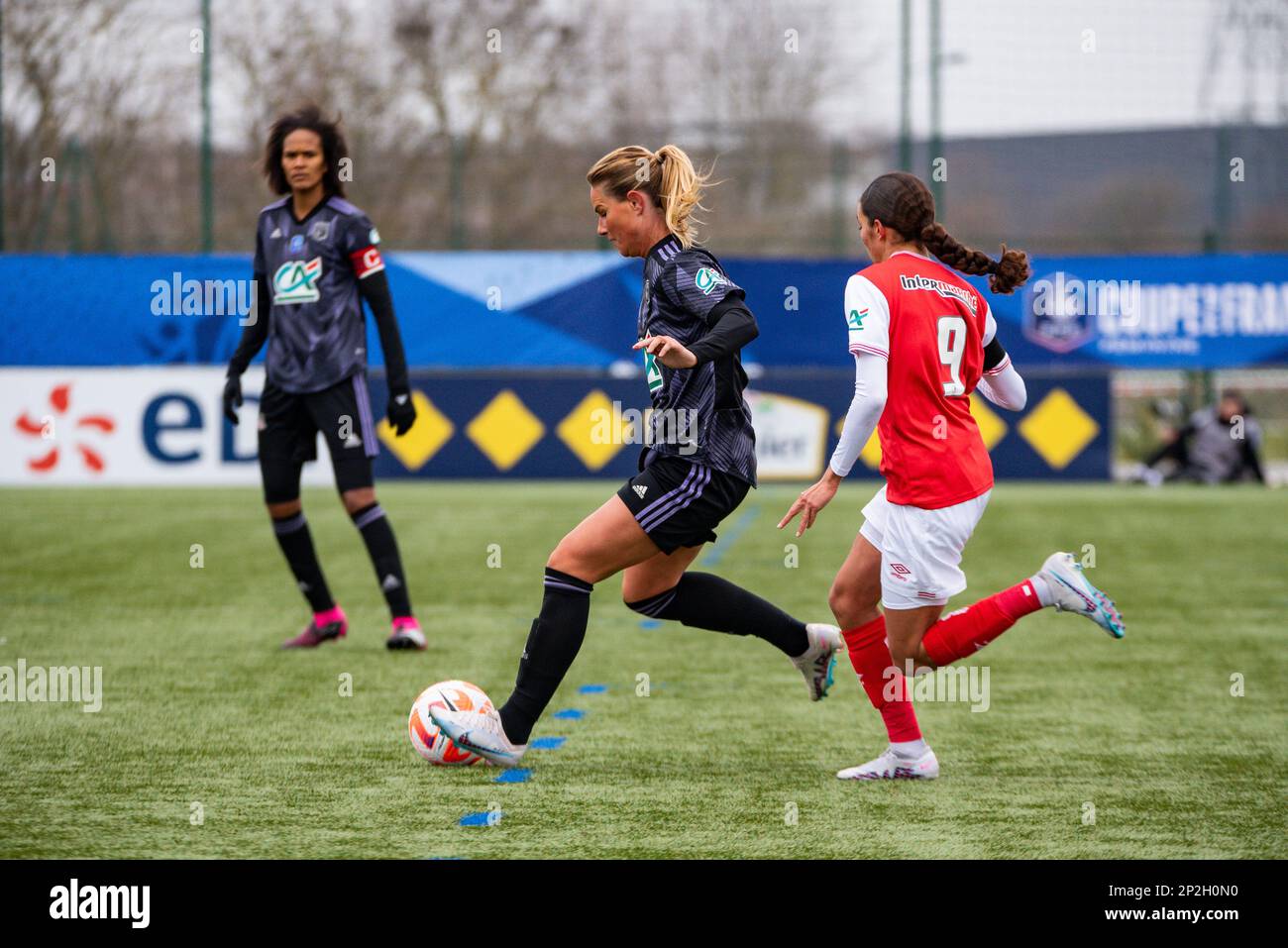 Amandine Henry de l'Olympique Lyonnais et Kessya Bussy du Stade de ...