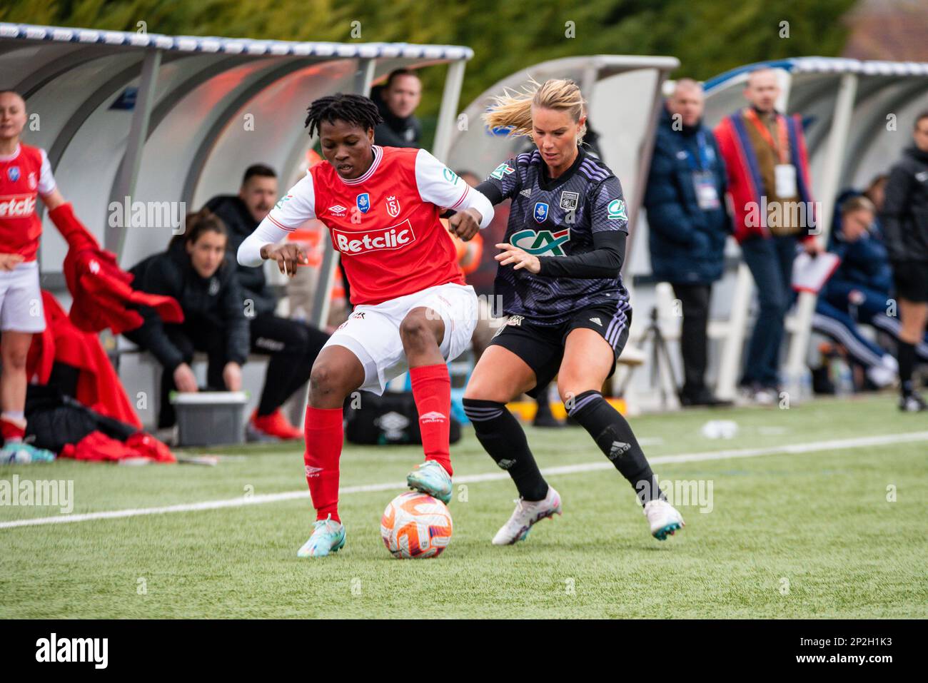 Kethna Louis du Stade de Reims et Amandine Henry de l'Olympique ...