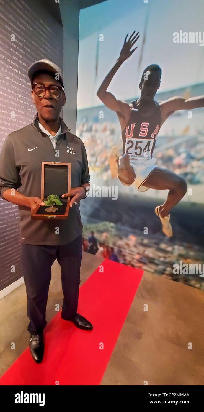 Edwin Moses, athlète de piste et de terrain, montre une des médailles d ...