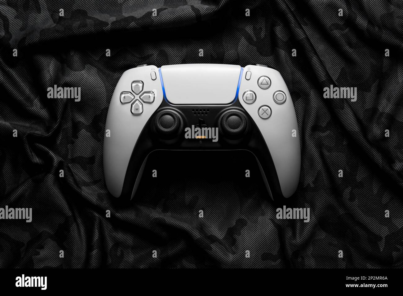 4 mars 2023, Odessa, Ukraine. Dualsense de la nouvelle manette de jeu ...