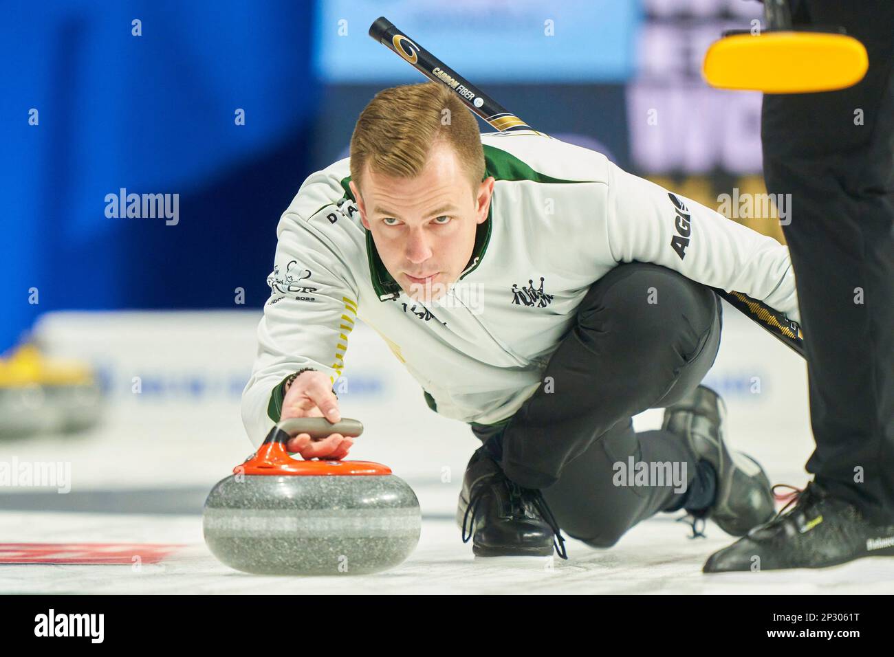 Wild Card Team 3 skip Karsten Stursten peut lancer une pierre lors de ...