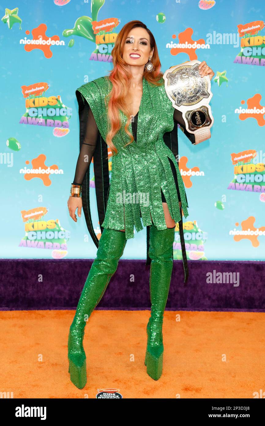Becky Lynch arrive aux Kids' Choice Awards 2023 de Nickeodeon au ...