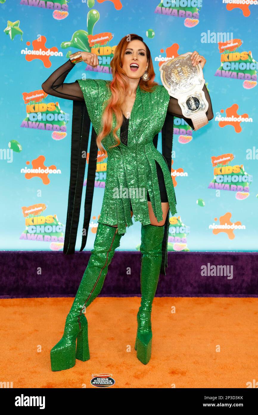 Becky Lynch arrive aux Kids' Choice Awards 2023 de Nickeodeon au ...
