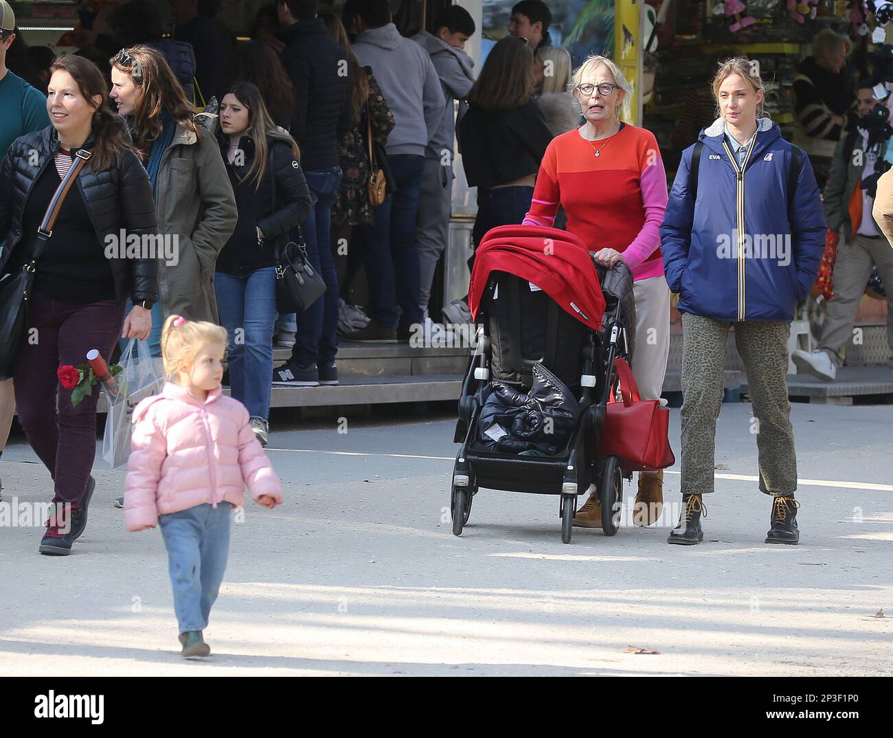 EVA Riccobono aux manèges à Parco Sempione avec ses enfants Leo et ...