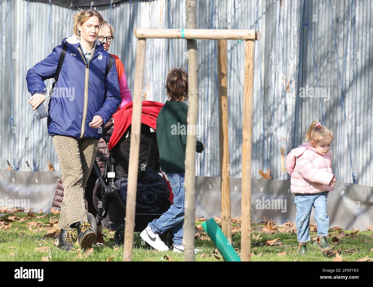 EVA Riccobono aux manèges à Parco Sempione avec ses enfants Leo et ...