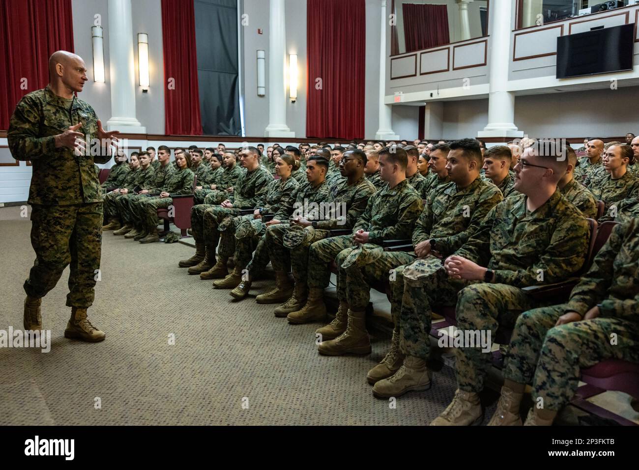 Le Sergent Maj. Du corps des Marines Troy E. Black s'adresse aux élèves de l'Académie des ...
