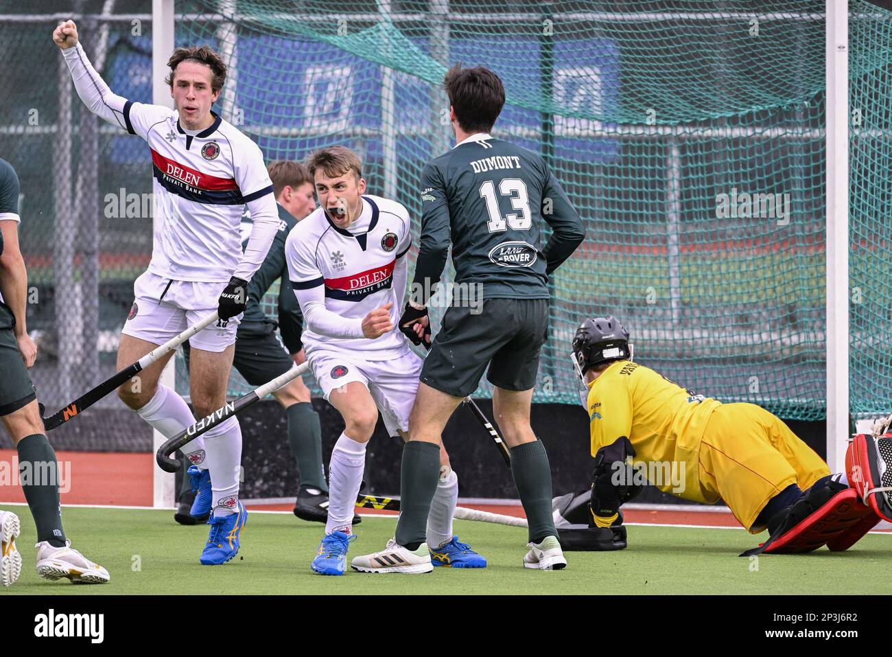 Thomas Crols de Dragons célèbre après avoir marqué un match de hockey ...