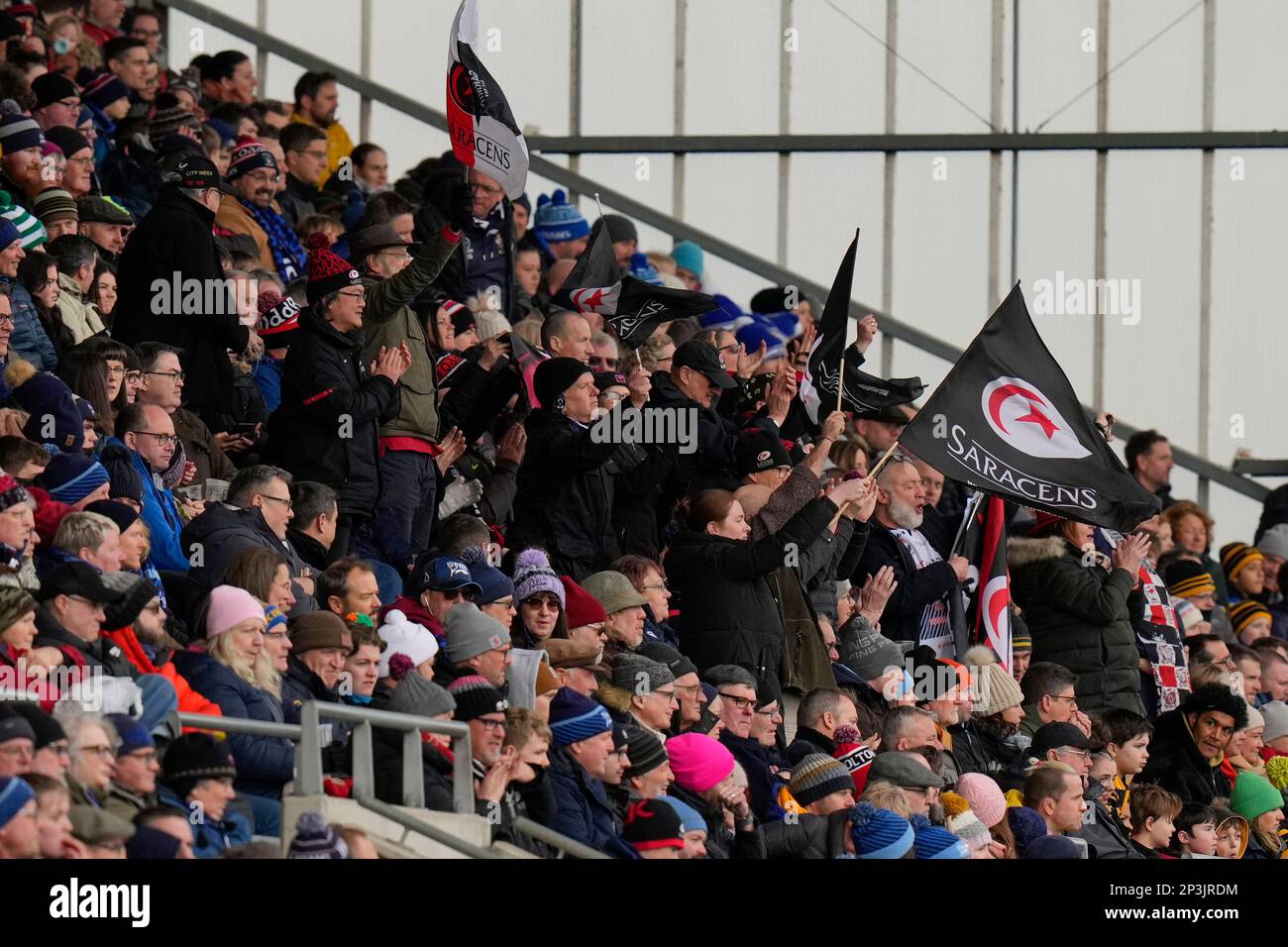 Les fans de Saracens fêtent un essai lors du match de la première ...