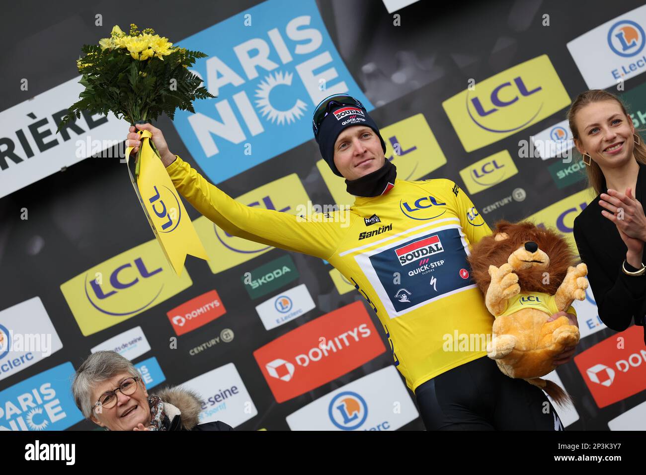 Le Belge Tim Merlier de Soudal Quick-Step célèbre sur le podium dans le ...