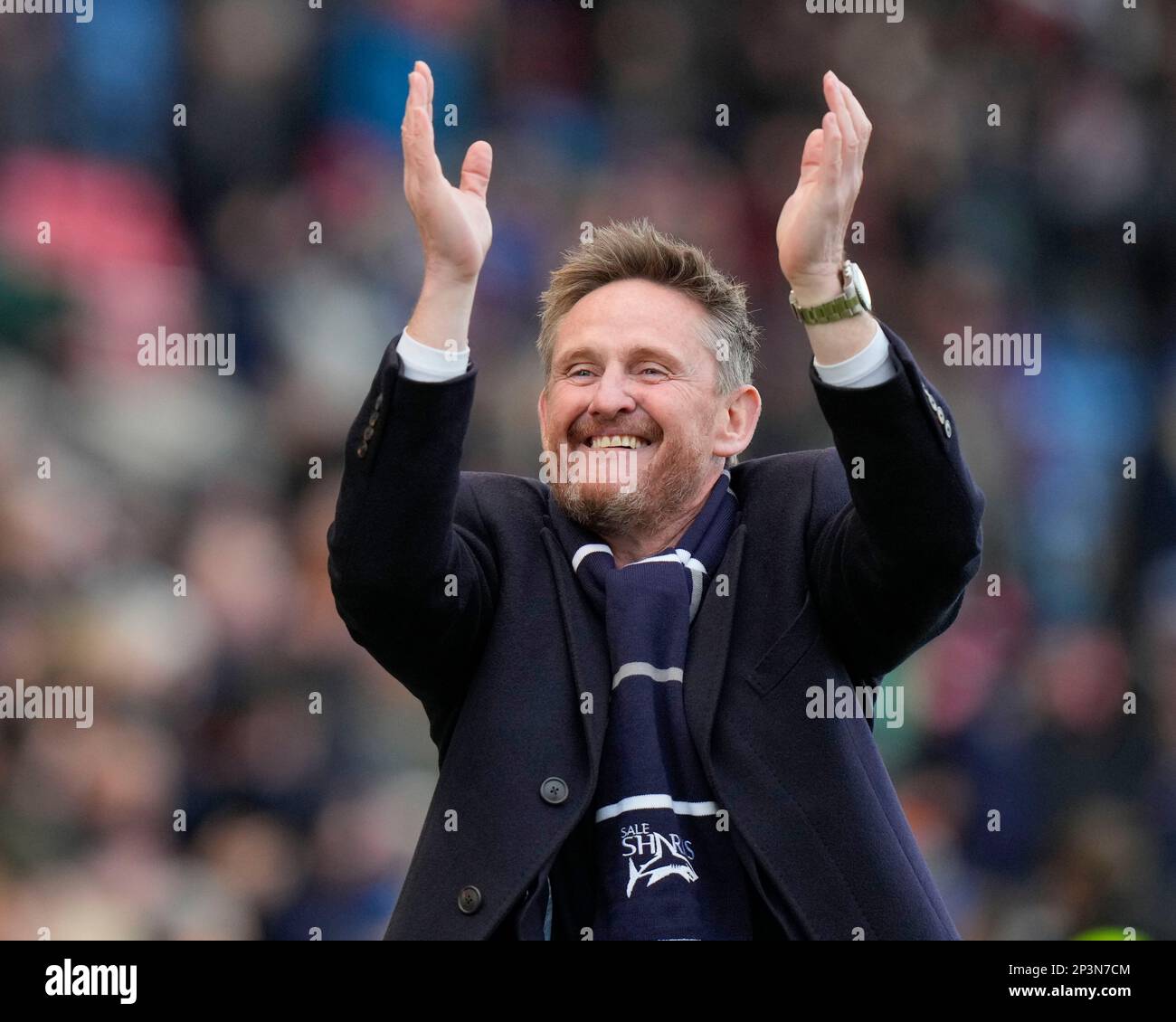 Simon Orange, co-propriétaire de sale Sharks, applaudit les fans après ...