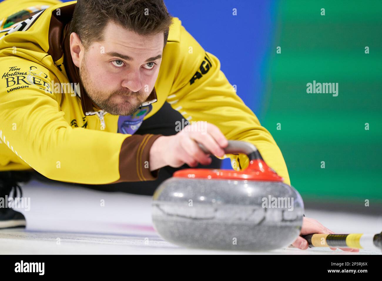 Le saut au Manitoba Matt Dunstone jette une pierre lors de son match ...