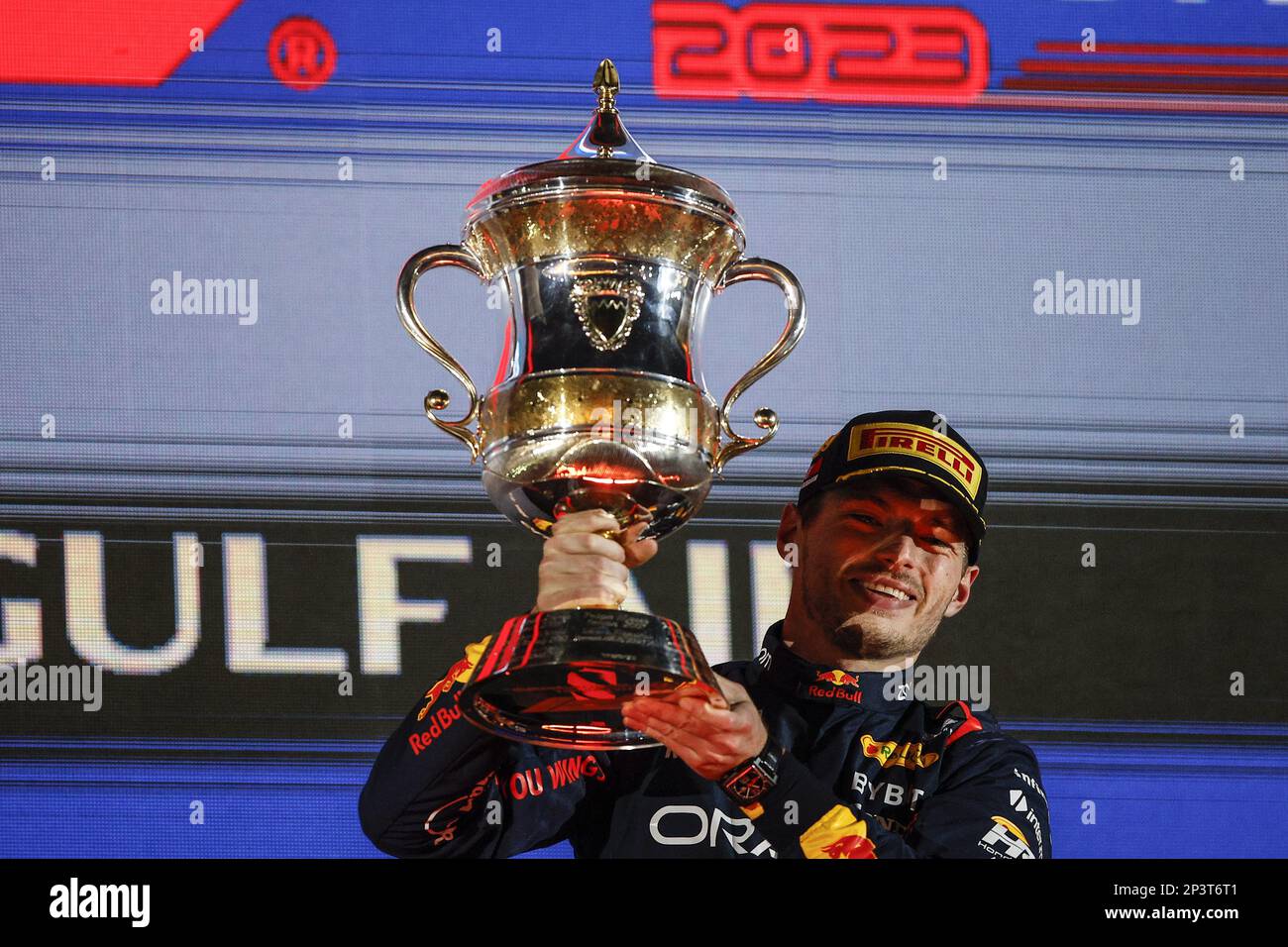 VERSTAPPEN Max (Ned), Red Bull Racing RB19, portrait célèbre sa victoire avec le trophée sur le ...