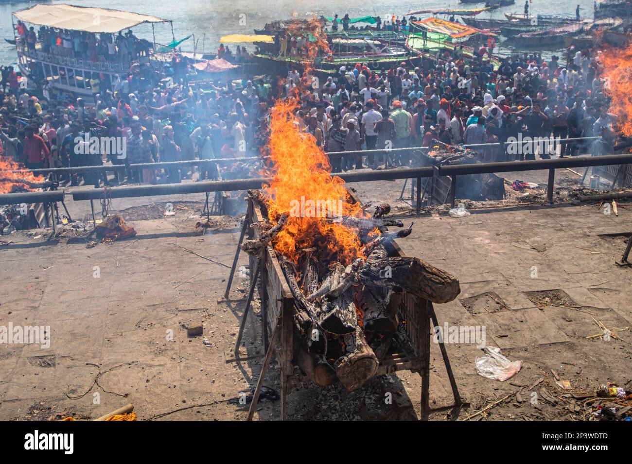 Les gens de Kashi se réunissent à Manikarnika Ghat pour célébrer Chita ...