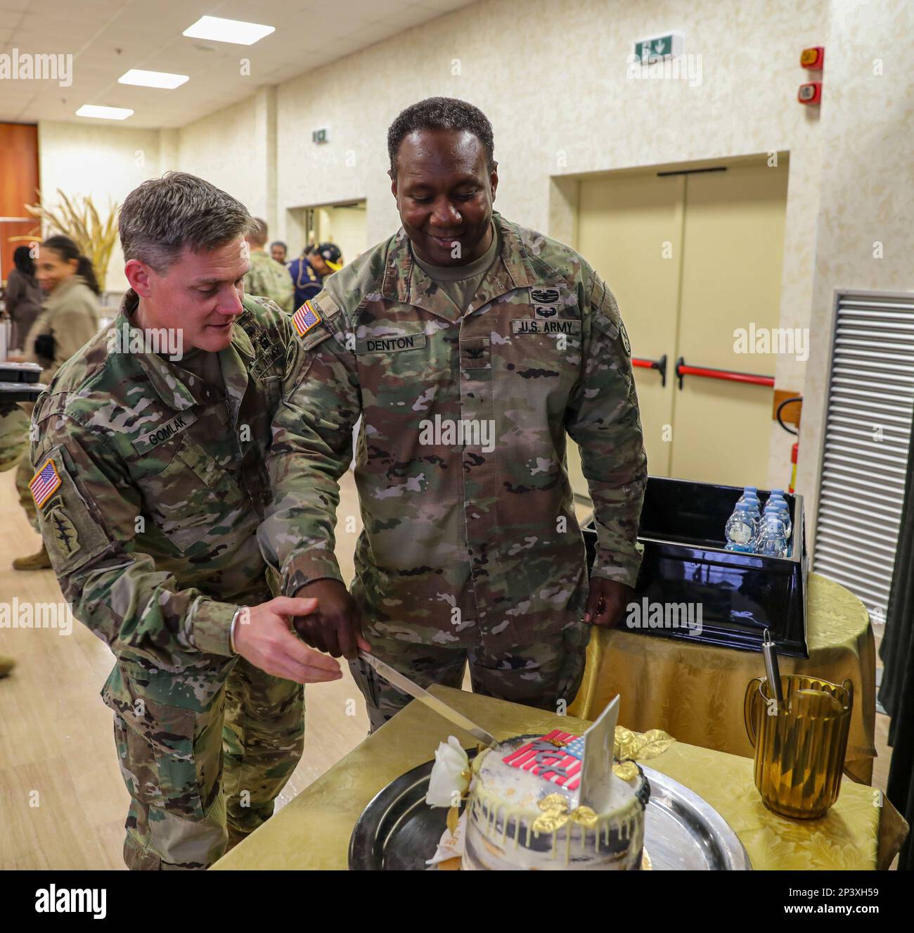 Le colonel Mark Denton et le colonel Matthew Gomlak ont coupé un gâteau ...
