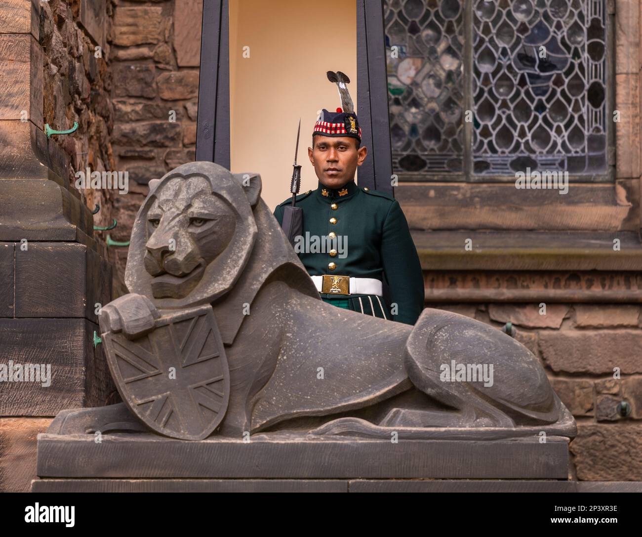 ÉDIMBOURG, ÉCOSSE, EUROPE - Garde du château d'Édimbourg et statue du ...