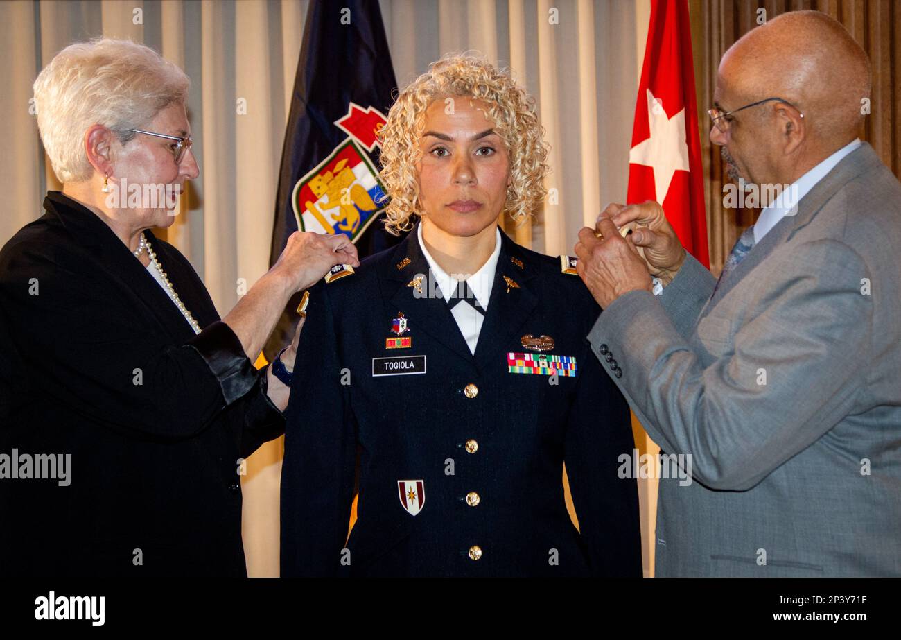 Les parents des États-Unis Colonel de l'armée Kelley C. Togiola, États ...