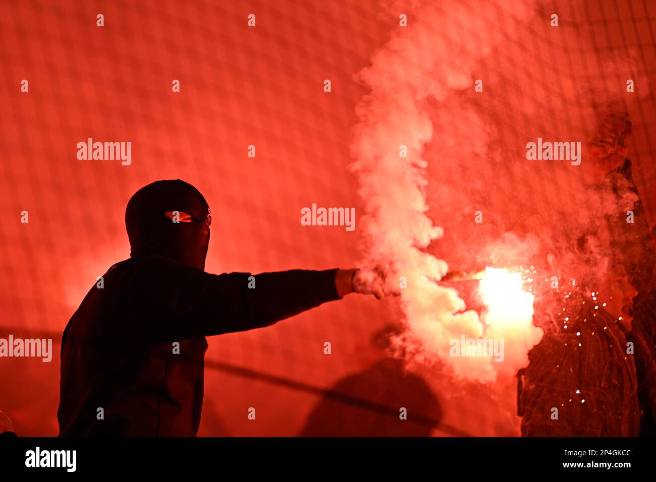 Ultras, chaots enflamment les pyrotechniques, Bengalos, feux d'artifice ...